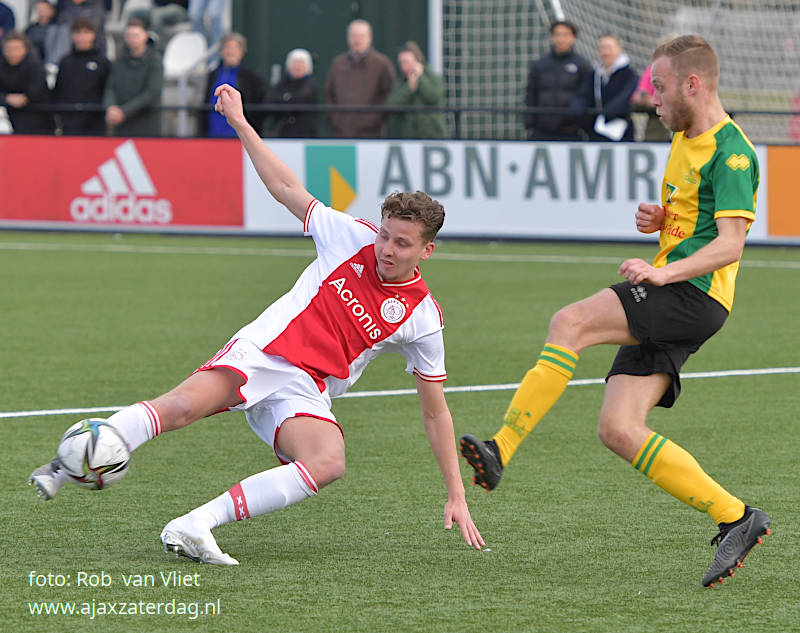 Opoku bezorgt Ajax zwaar bevochten zege op Huizen - AJAX zaterdag